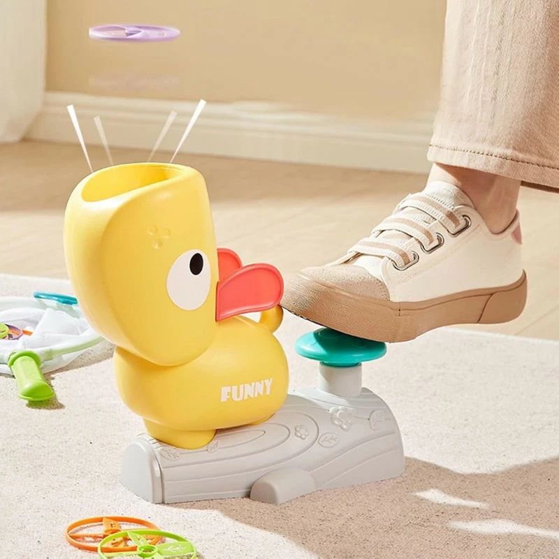 商品について 商品名：フライングディスク ランチャー 材質：ABS素材 カラー：イエロー 商品説明 【メカニクスを探る】フライングトイディスクシューターは、ペダルを踏むことで足からの力が推力に変わり、スクリューを押して素早く回転し、最後にフ...