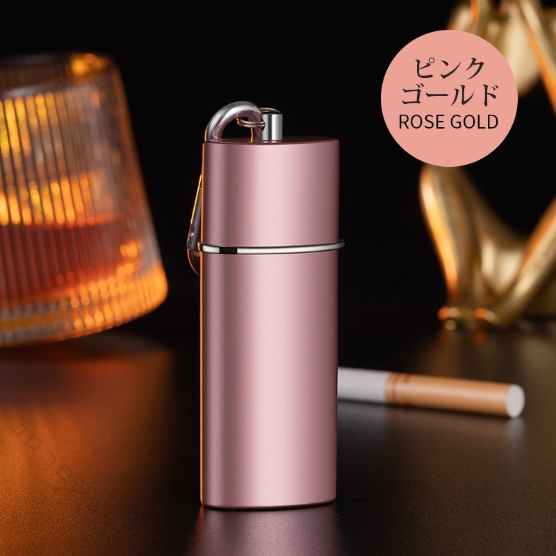 【愛煙家の身だしなみ】 普段使いはもちろん、外出先やアウトドアでもスマートに持ち歩ける、携帯型灰皿。シンプル＆スタイリッシュなデザインなので、どんな服装にもピッタリとマッチします。【片手で開閉】 スライド式なので、片手で簡単オープンでき、か...
