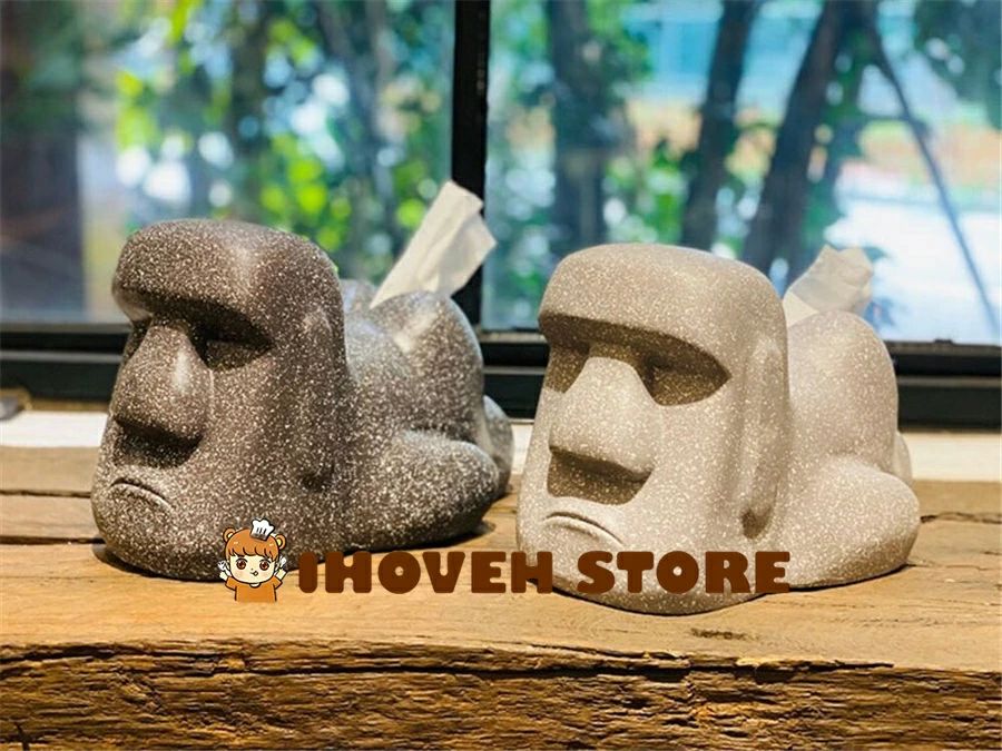 ●商品説明 ティッシュケースは、モアイ像をモチーフにしたユニークなソフトパックティッシュ用ケース。デフォルメされた二頭身モアイのおしりからティッシュを取り出すシュールでユニークなデザイン。 エコティッシュに似合う個性的で面白グッズ。モアイの...
