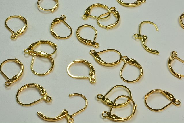 可動式金具付のフープピアスです。ピアスのベース等にお使いください。サイズ：約16mm×11mm 径部：約0.7mm数量：4個ご購入前に必ずご確認ください 同梱と送料について 複数商品を一緒にご購入の場合は同梱発送いたします。送料は1件分のみ...