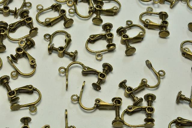 カン付皿付のイヤリングパーツです。イヤリング作品の素材等にご利用ください。サイズ(概寸)：15mm×13mm皿部直径：4mmカン部内径：2mm数量：10個ご購入前に必ずご確認ください 同梱と送料について 複数商品を一緒にご購入の場合は同梱発...