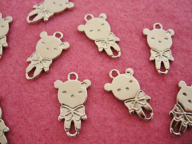 クマにネクタイがついた可愛らしいチャームになります。 ネックレスやピアス・キーホルダーなどにご利用いただけます。 サイズ(概寸)：縦約24mm×横約14mm ホールサイズ　約2.0mm 数量：10個 銀 銀色 シルバー くま クマ 熊 ベア...
