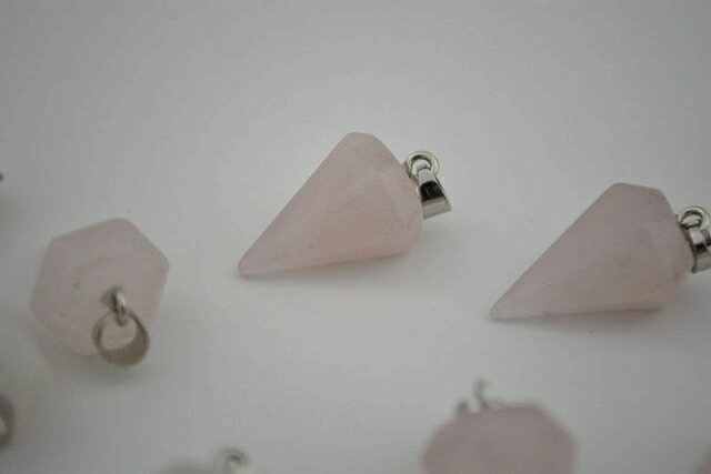 石部：14×22mm 金具部：6×5mm数量：1個ご購入前に必ずご確認ください 同梱と送料について 複数商品を一緒にご購入の場合は同梱発送いたします。送料は1件分のみとなります。他の商品もぜひご検討ください。 製品の製造・品質について 当店...