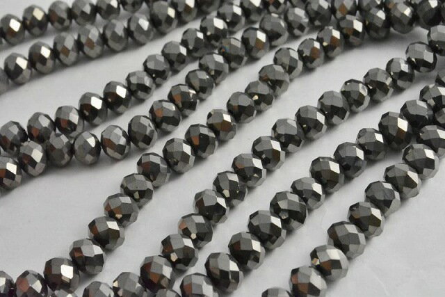 ボタンカットされたガラスビーズです。 光の反射が美しいことが特徴のビーズです。 アクセサリーはもちろん、インテリアの装飾などにもご使用いただけます。 サイズ各粒：約8mm×約6.5mm 1連約42cm 約72玉 数量：1連 黒 ブラック ア...