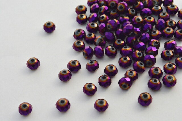 ボタンカットされたガラスビーズです。 光の反射が美しいことが特徴のビーズです。 アクセサリーはもちろん、インテリアの装飾などにもご使用いただけます。 サイズ各粒：約6mm×約4.5mm 1連約42cm 約100玉 数量：1連 紫 パープル ...