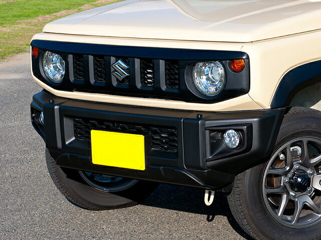 フォグランプの周囲をスクエアに造形することでフロントイメージをさりげなくワイルドに! 取り付けは付属の3M製両面テープを使用し、穴開け等の必要ありません。 材質FRP製 黒ゲルコート仕上げ 適合 ジムニー JB64W 2018年7月〜 ※日...