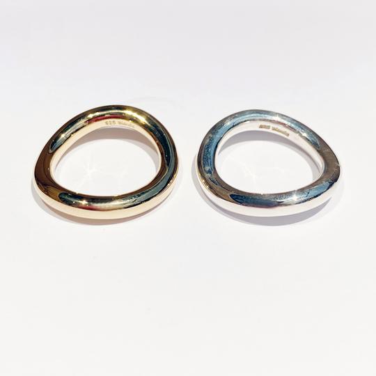 シルバーアクセサリーブランド『Blanche-ブランシュ-』Bizarreサブブランド既存のシルバーに加え、新色のゴールドが登場しました。ウエブがかかったシンプルリングですが、厚みがあるので存在感はあります。親指や他のリングと重ねて着けたり...