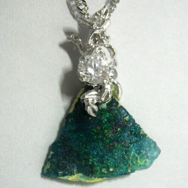 ローマンガラスは、古代ガラスを使用する為それぞれ形や大きさ・厚さが違う為に全て手作りにて制作しています。ペンダントヘッドは、シルバー925で制作し、中央部には最高級のキュービックジルコニア/カルチャーダイヤを配しました。更にシルバーの変色を...