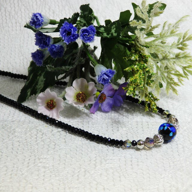 琉球で一つ一つ手作りされた琉球蛍石をメインにしてデザインしてみました。 ガラスの中に銀箔が光る魅力的な蛍石です。 　 [仕様] トップ部分；　手作り琉球ガラス/蛍石(銀箔入り)直径10mm丸玉　 球形の蛍石をセンターにして脇をメタルボール・...