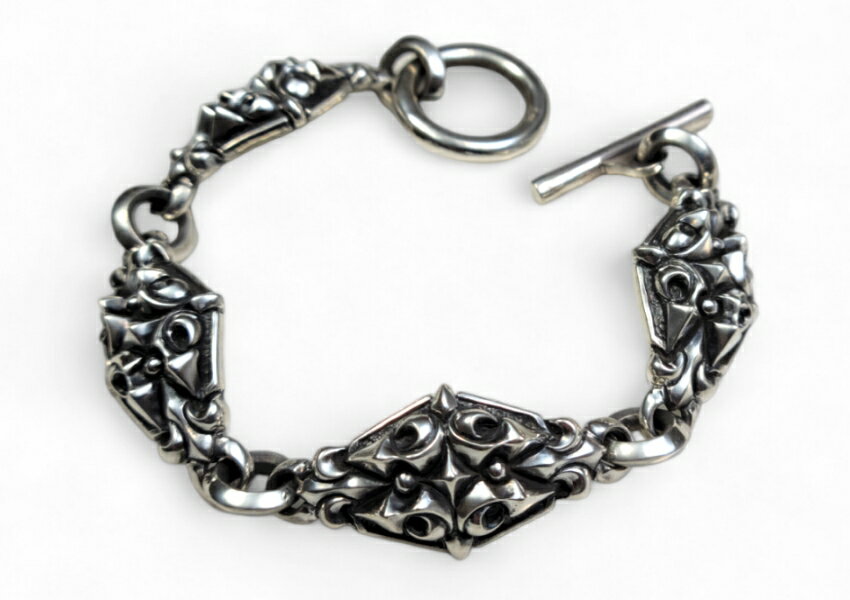 オリジナルデザインのクロスモチーフが4つ連なるブレスレット。 エッジの効いた先鋭的なデザインが特徴で、オーバルクロスのパーツは腕になじむよう湾曲しているので腕なじみも良い仕上がりになっている。 バイカーファッションだけでなくストリートカジュ...