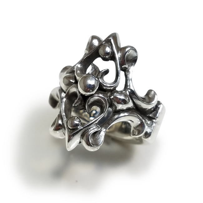 透かし彫りを施した上品なゴシックスタイルのエバミル。 リングの腕を太くすることで装着したときリングが回らないように考慮したデザインで、 「付け心地」に対する綿密なデザイン構成がポイントのアイテム。 幅 30mm 厚み 7mm 重量 約22g...