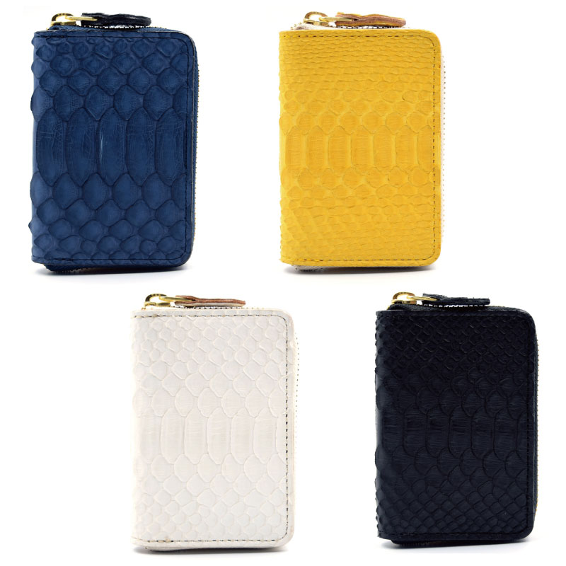 コンパクトでありながら収納力が豊で、片手に収まりジーンズなどのポケットに収めても邪魔にならないミニウォレットとしてご使用頂けます。 ファスナーを開けると、両端と中央に1つずつ 計3カ所のカードホルダーがあり、両サイドの2箇所のマチにも、カー...