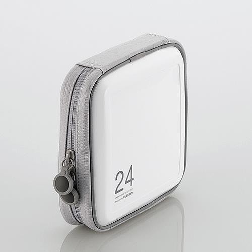 特徴Feature24枚のCD/DVDをスタイリッシュに収納できるCD/DVDファスナーケースです。縦置きでも横置きでも自立し、本棚や机周りに収納しやすいスクエアデザインです。ケースが180度開きCD/DVDが取り出しやすい、フルオープンタ...