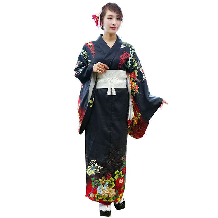 SEARCH WORD：着物 きもの キモノ 和装 和服 レディースサイズ レディース 女性用 女性サイズ 女性 簡単 かんたん おしゃれ 綺麗 かわいい ポリエステル 商品概要：牡丹と蝶々の柄が大きく入った黒色の着物です。帯は白色のジャガ...