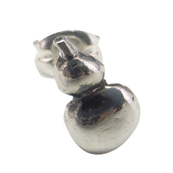 瓢箪（ひょうたん）のシルエットを象ったピアス。 古来より、実を乾かして水筒や酒の貯蔵に利用されていた瓢箪は、 その利便性の高さからか縁起物とされ、豐臣秀吉をはじめとする武将の旗印や馬印等の意匠として用いられてきました。 素材にはSILVER...