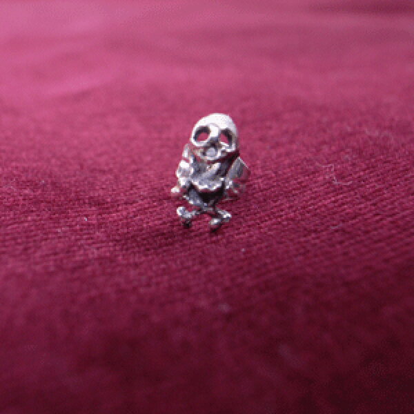 ■ドライ ボーンズ / クロスボーンスカルピアス ■Material: SILVER ■Size: ポストの長さ 約7mm, モチーフ幅 約 4mm