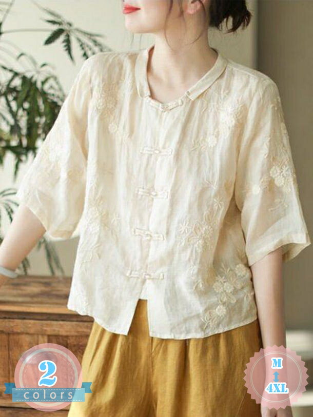 表地：綿麻メイン素材：綿麻【デザイン】繊細な花柄刺繍が施された刺ブラウスは、上品で華やかな印象を与えます。レトロブラウスらしい落ち着いた色合いと、程よい透け感のある素材が女性らしさを引き立て、花柄トップスとしてコーディネートの主役になります...