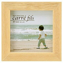マット無しの、小さくてかわいいスクウェア額です。収納サイズは89×89mmですので、L判プリントの長い方を切りそろえても収納できます。背面下の穴に丸棒を差し込んでスタンドにできます。壁掛け用のDリング付き。木製のフレームに綺麗なツヤの有る塗...