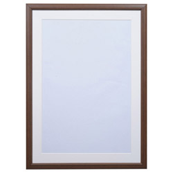 お手頃価格の木製額縁です。フレームの外側はゆるやかな曲線を描き、やわらかで温かみのある印象。内側には奥行きを感じさせるように大小の凹凸のラインをほどこし、写真をさらに印象的なものにします。天然の素材である木の持つやさしいイメージは、場所を選...