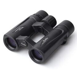 ●光学設計にペッツバール方式を採用●高い反射率のBAK4プリズムにフェイズコート補助プリズムにも誘電体多層膜を採用●すべてのレンズ面プリズムの透過面に高透過マルチコーティングを施しています●圧倒的に明るく 高いコントラストでクリアな視界を実...