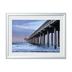 シャープな質感と丸みを帯びた形状の組み合わせが美しい、オーソドックスなアルミフレーム。 飾る写真を素直に表現できる、オールラウンダーです。対応サイズワイド四切本体重量1080g額縁外寸337×442mm額縁内寸315×420mm付属品吊りひ...