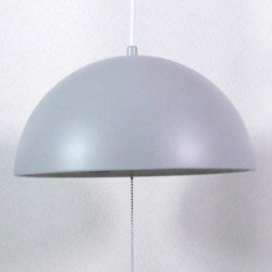 お部屋の雰囲気に合わせ易い、シンプルな半球型セード。60W相当のLED電球2個付。カバー付き引掛けシーリングプラグで、天井の配線器具に簡単に取り付けられます。セードサイズ：φ350×H175mm重量：1.7kg材質：スチールプルスイッチ式（...