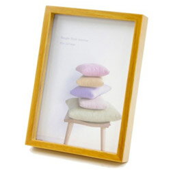 シンプルなサオを使用した木製フレームです。・細身のサオを使用し写真を引き立てます・ネクタイ形スタンド付・フレーム外寸：97×136mm・フレーム内寸：84×122mm・材質：前面板…ガラス、フレーム…ラバー材サイズ（外寸）97×136サイズ...