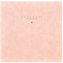 お手持ちの写真に合わせてタテヨコを自由に決められる、便利なスクウェア写真台紙です。手触りの良いマーブル調のペーパークロスに金や銀の箔押しが映える表紙が、高級感をかもし出します。中額の中抜きには奥行き感のあるVカット抜きを採用し、写真をより上...