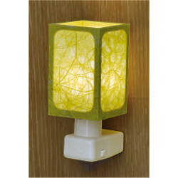 ■和紙でできたナイトライトです。■セードからこぼれる光がとてもきれいです。■AC100V0.5WLED付■スイッチ、コンセント付仕様1和紙を使用したセード仕様20．5W　E12　LED電球付和紙でできたナイトライトです。和紙からこぼれる光が...