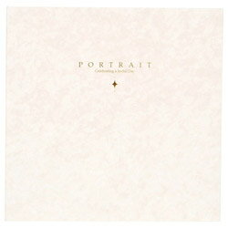 お手持ちの写真に合わせてタテヨコを自由に決められる、便利なスクウェア写真台紙です。手触りの良いマーブル調のペーパークロスに金や銀の箔押しが映える表紙が、高級感をかもし出します。中額の中抜きには奥行き感のあるVカット抜きを採用し、写真をより上...