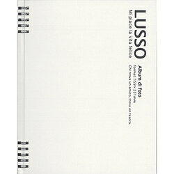 ■特殊紙の手触り感がのこるハードカバータイプのカラフル表紙です。■棚に収納するとき、背がある仕様なのでリングタイプでもスッキリ収納できます。■スクラップ風に文字やイラストを描けます。■KG判2枚が貼れます。■ロゴはインパクトのある箔押し加工...