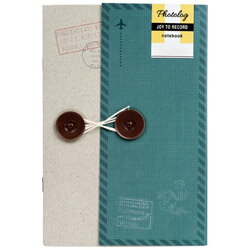 写真と一緒にコメントも書ける。ポケットアルバムのように使えるノートです。本体サイズ(H×W×D)mmタテ204×ヨコ141×背巾5mm本体重量約63g写真と一緒にコメントも書ける。ポケットアルバムのように使えるノートです。