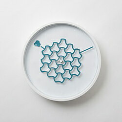 幾何学模様の長針と短針が、様々な柄を作り出します。■ピタリと針が重なった柄だけでなく、変わりゆく柄が空間を彩ります。長針と短針自体がデザインされた掛け時計■見るタイミングにより、様々な模様を楽しめます。音量調節無鳴り止め機能無光センサー鳴止...