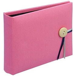 ボタン止め具がかわいいコットンクロス表紙のアルバムです。■本体寸法：タテ110×ヨコ150×背幅30mm■本体重量：120g■材質：表紙／綿クロス、ボタン／木、リボン／サテン■台紙：ポリプロピレン3層黒台紙L判1段ポケット■写真収納枚数：L...