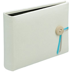 ボタン止め具がかわいいコットンクロス表紙のアルバムです。■本体寸法：タテ110×ヨコ150×背幅30mm■本体重量：120g■材質：表紙／綿クロス、ボタン／木、リボン／サテン■台紙：ポリプロピレン3層黒台紙L判1段ポケット■写真収納枚数：L...