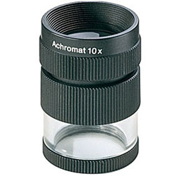 ■アクロマートレンズ(カラー補正)23mm径、10倍■光学ガラス、スケール115201付(20mm)■精密ピント調整装置付高倍率ルーペは別売のライトググリップとドッキングさせて、被検物に照明をあてると精密測定がより行い易くなります。本体重量...