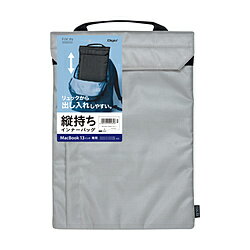 リュックから出し入れしやすい縦持ちインナーバック■周辺機器の収納に便利なファスナーポケット付き■開け閉めしやすいフラップ式の開閉なので本体を傷つけません。■内部に入っているクッション材がノートPCをしっかり保護します。内部起毛素材がPCを優...