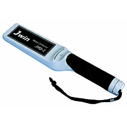 高感度で多機能。広い探知部で効率よく見落としの無い検査が可能です。探知を音／振動／音＋振動で確認でき、静粛な場所から騒音下まで対応できます。探知レベルをLEDバー表示と、音と振動のピッチの変化で知らせます。金属探知やボディチェックに