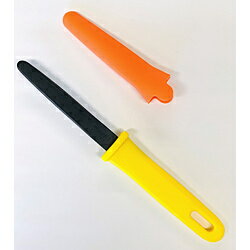 段ボールが簡単に切れるノコギリです全方向に刃が付いていてどこで切っても必ず切れます。梱包用のPPバンドも滑らず切れます。梱包をあける際に。カッターでは切りにくい段ボールを楽に切れます。更に曲線にも切れるので工作にも最適です。フッ素コーティン...