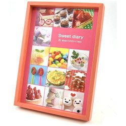 ■2Lサイズ（はがきサイズ対応） 木目を生かしたナチュラル系のカラーフレーム■シャッフルプリント風をイメージした中絵（Sweet）を使用【製品仕様】■外寸：幅135×高さ187×奥行21mm■内寸：幅122×高さ174mm■ハガキ用マットサ...