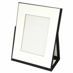 【特長】 ○写真台紙がフォトフレームに早変わり！ ○贈答用の写真台紙としての使用はもちろん、写真をそのまま飾る事が出来ます【製品サイズ】 ・表紙サイズ：192×142mm・フレーム使用時：W142×H173×D82mm・マット内寸：114×...