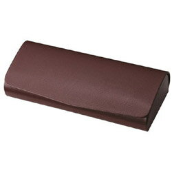 牛革を使用したハードタイプのメガネケースです。開閉はマグネット式です。ハードタイプでカバンの中に入れて持ち運ぶ際も、保護機能が高いのでメガネをしっかり守ります。※マグネット式のケースは磁気の影響をうけやすいものの近くには保管しないようにご注...