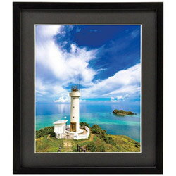 さまざまなお写真に合うシンプルな角形の写真用木製額縁です。【製品仕様】■フレーム材質：木製■額縁外寸法：W337×H387×D14mm■マット外寸法：W315×H365mm■マット中抜寸法：W238×H288mm■マット仕様：Vカットマット...