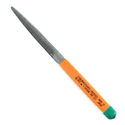 一般金属加工用のヤスリです。鉄等の一般金属の切削加工に使用します。仕様●ヤスリ目数：17CUT/cm。●ソフトグリップ付。材質●本体：SK材。●柄部：樹脂グリップ。注意事項作業用手袋・保護眼鏡等の防具を着用してご使用下さい。ハンドルを取付け...
