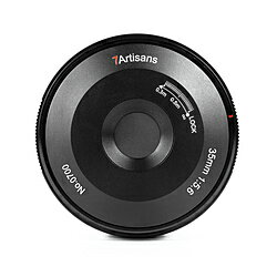 七工匠（しちこうしょう）7Artisans 35mm F5.6は、軽量超薄型ボディキャップレンズです。ピントリングの操作で開閉できるユニークな仕様のレンズカバーが内蔵されており、フロントキャップは必要ありません。気軽に持ち運ぶことができ、素...