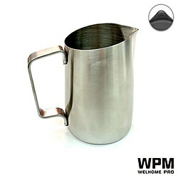 180mlミルク目盛り付き、泡立てやラテアートに最適なデザイン■プロのバリスタも愛用のWPMミルクピッチャー■初めての方にも使いやすい大きいハンドル■ミルクの泡立て、ラテアートに最適なデザイン■内側にミルク目盛り180ml付き■注ぎ口：シャ...