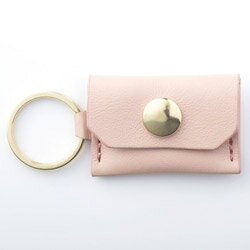 ベジタブルタンニンでなめした天然皮革を使用しており、男女関わらず様々なご利用シーンにて使用頂けます。サイズ7x33x4mm重量8g種類MAMORIO用ケースライフポケット社の監修・協力のもと、MAMORIO社オリジナル製品として誕生したMA...