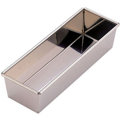 画像はイメージの場合があります。あらかじめご了承ください。■サイズ： 中■（内寸）幅×奥行×高さ（mm）： 210×78×60■底幅×底奥行（mm）： 200×70■板厚（mm）： 0.8・四つ角部は溶接により、ステンレスの特性で高温の熱で...