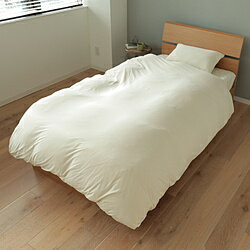 肌が触れる表側は、吸湿性に優れたコットン100％素材を使用、季節問わずオールシーズンお使いいただけます。8ヵ所のループ止めはボタンフックを使用。また、手の届きにくいファスナー面の対面には3カ所のスリット付きで面倒なふとんとの取り付けも時間短...
