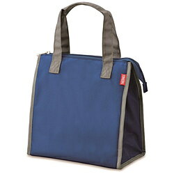 ■口元が大きく開く■たくさん入れたときもしっかり閉じられるスナップボタン付き■マチが広いから幅広のお弁当箱も傾けずに入れられる■しっかり保冷で安心■500mlペットボトルが縦に入る仕様1■本体サイズ　W250×H245×D150mm仕様2■...